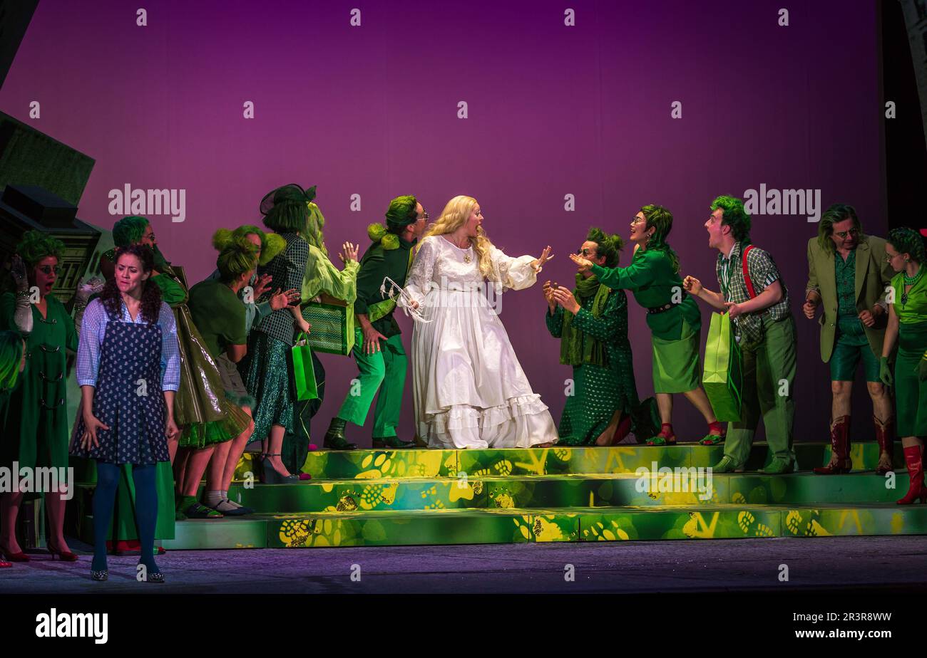 Children's opera Wizard of Oz by Pierangelo Valtinonis (Komische Oper ...