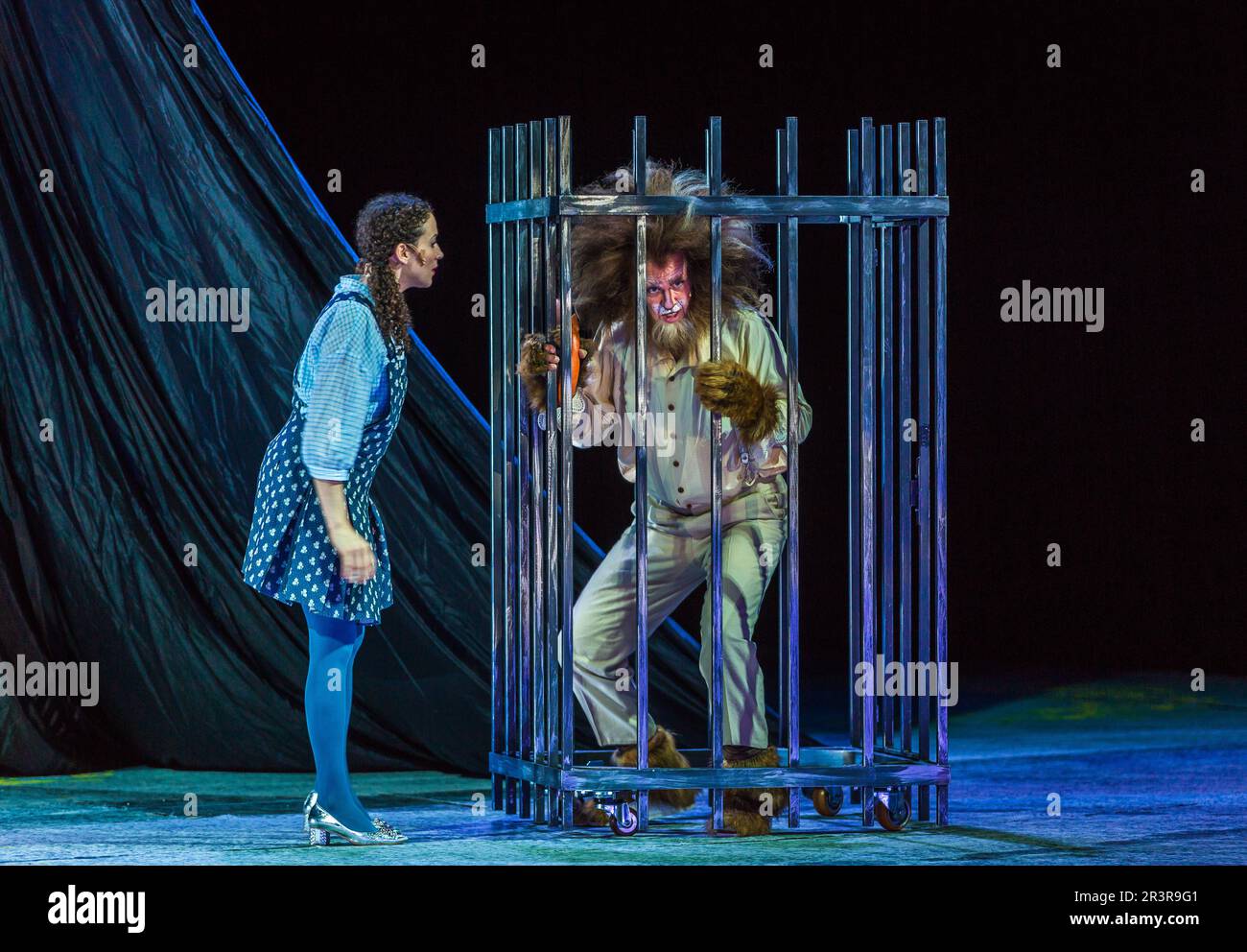 Children's opera Wizard of Oz by Pierangelo Valtinonis (Komische Oper ...