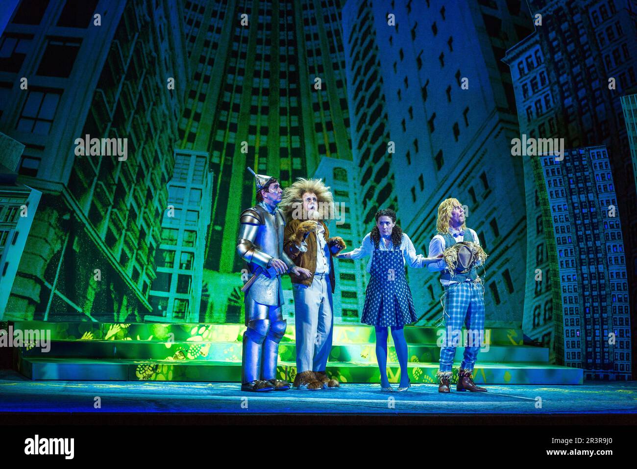 Children's opera Wizard of Oz by Pierangelo Valtinonis (Komische Oper ...