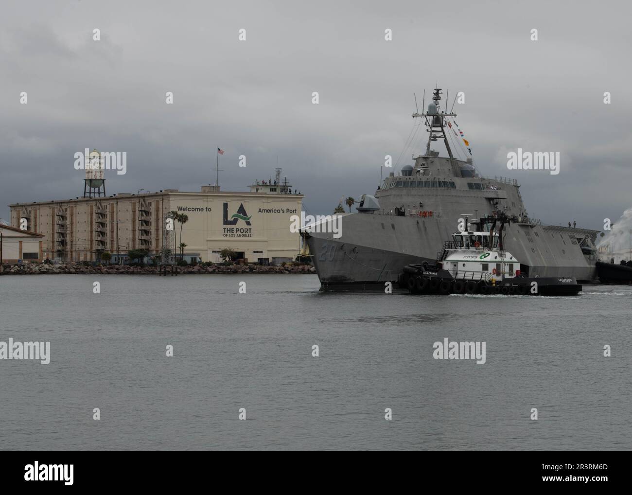 The Independence-class littoral combat ship USS Cincinnati (LCS-20 ...