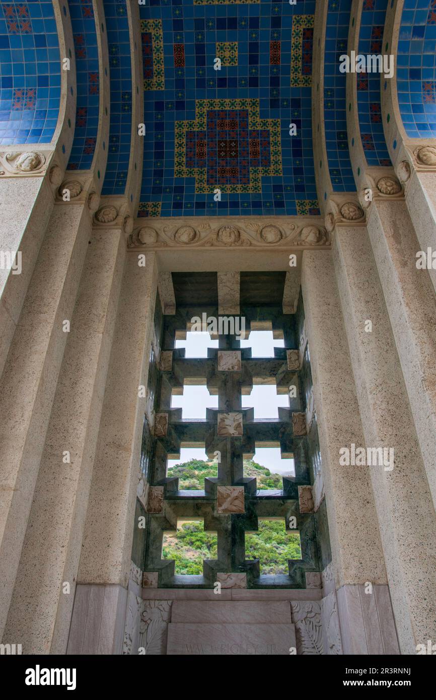 The Wrigley Memorial stands on one end of the Botanical Garden on ...