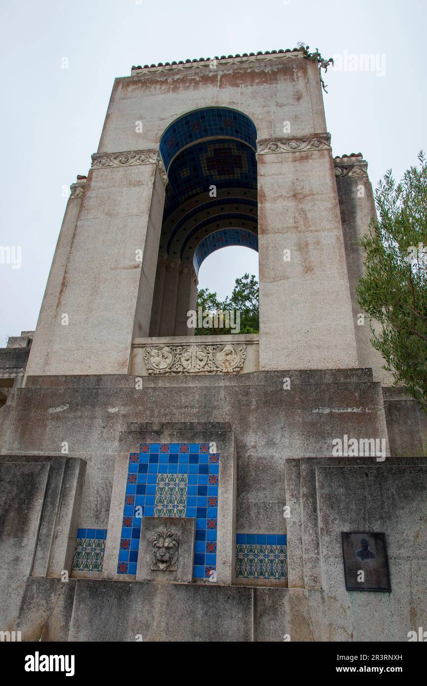 The Wrigley Memorial stands on one end of the Botanical Garden on ...