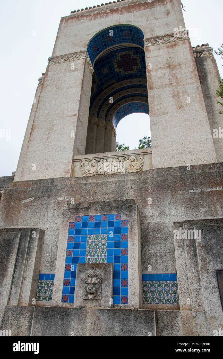 The Wrigley Memorial stands on one end of the Botanical Garden on ...