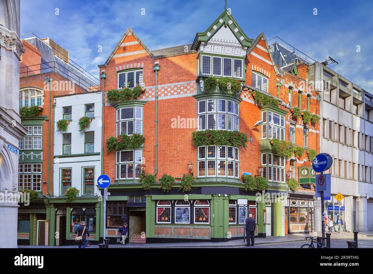 Urban street walk hi-res stock photography and images - Alamy