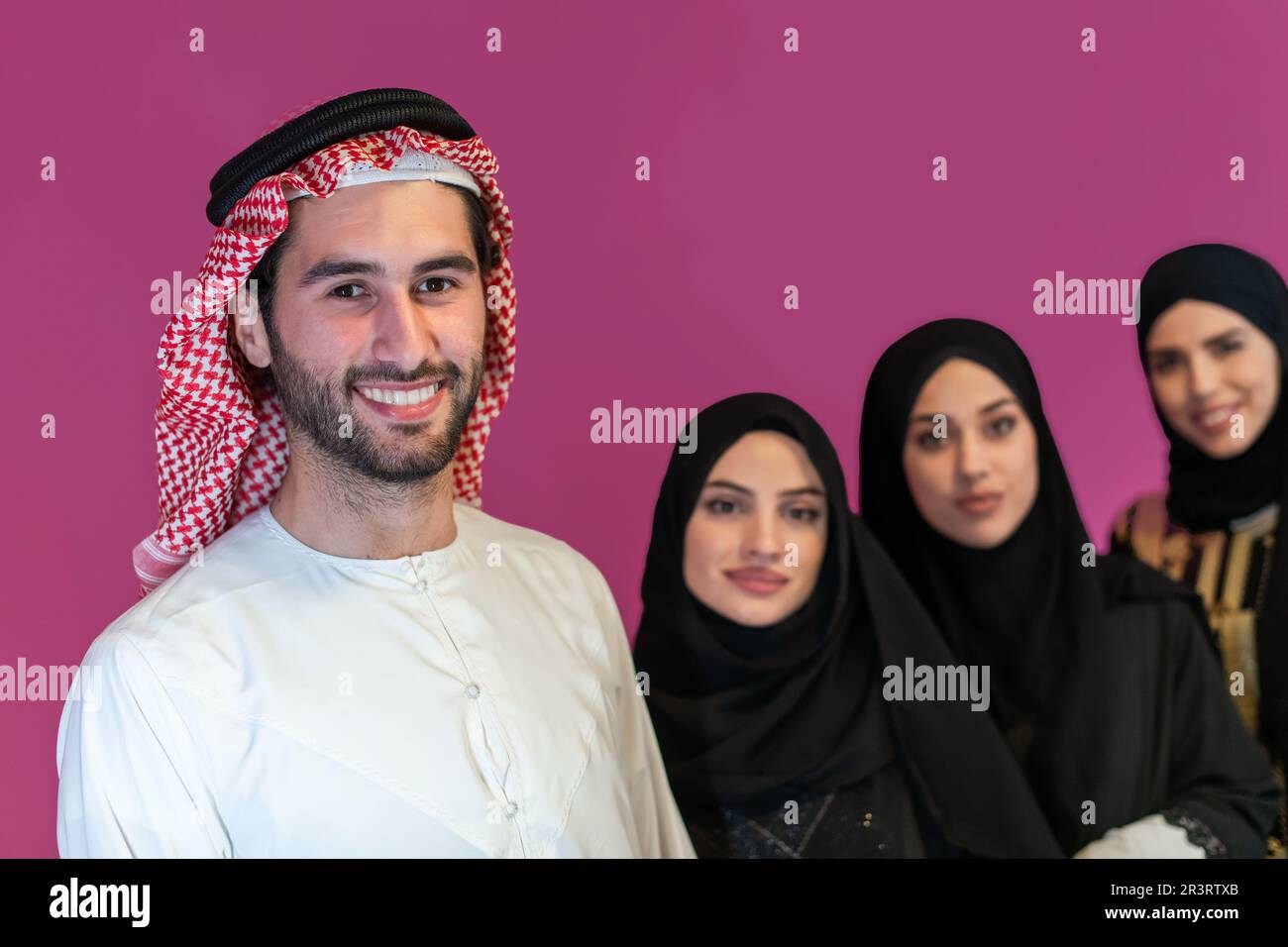 Young arab men traditional dress hi-res stock photography and images ...