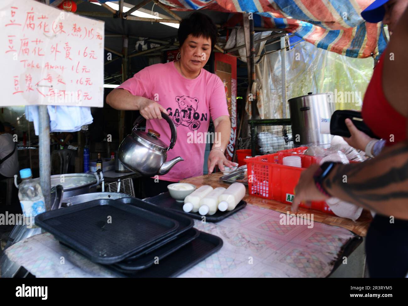 Hong kong family street hi-res stock photography and images - Alamy