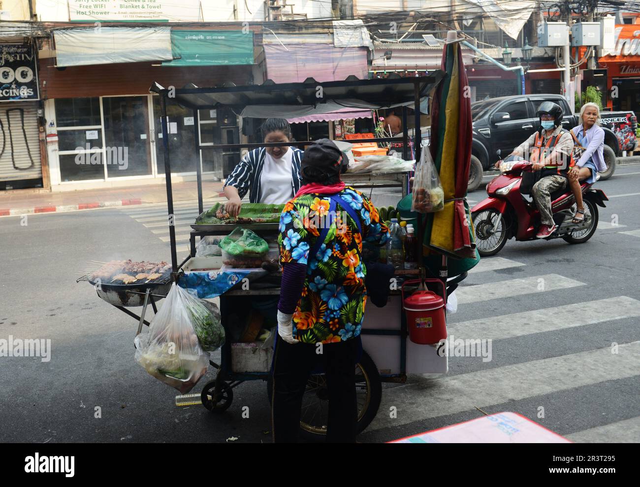 Street food vendor selling chicken hi-res stock photography and images - Alamy
