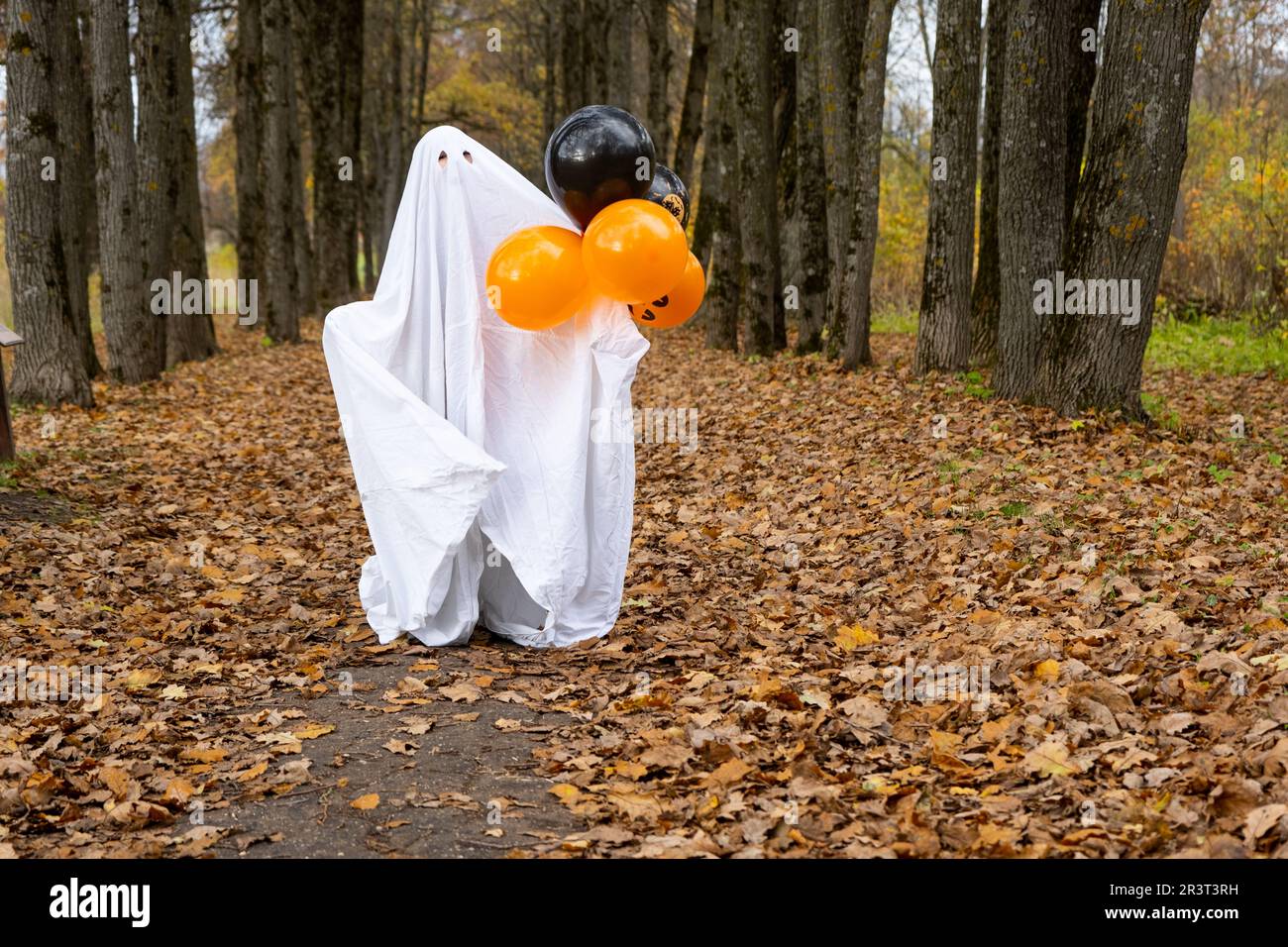 Child ghost costume hi-res stock photography and images - Alamy
