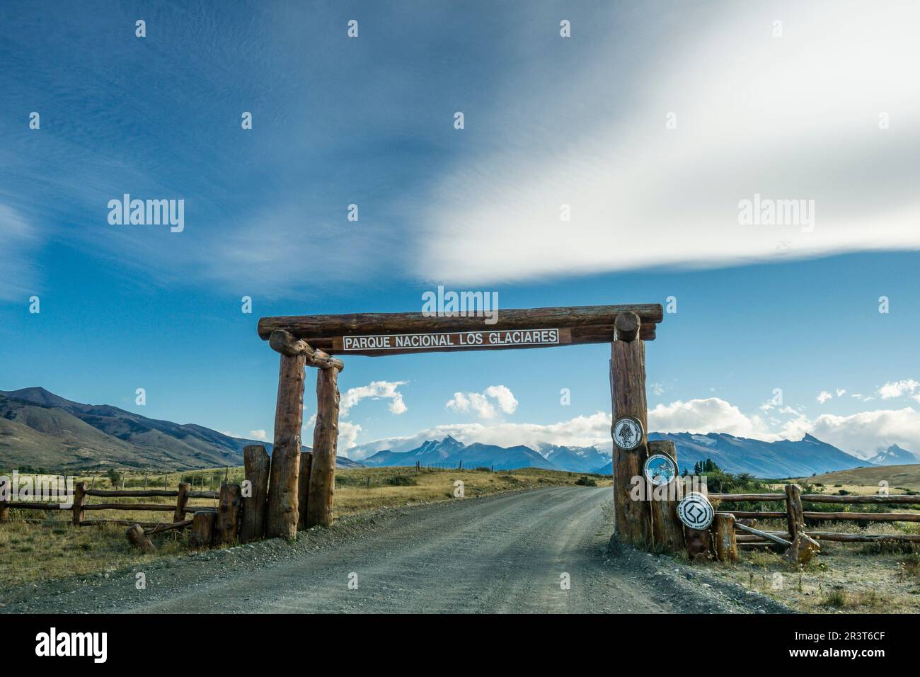 señalizacion en la carretera de ripio hacia el lago Roca, republica ...