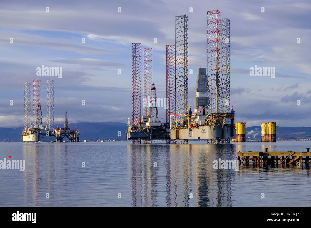 Plataforma petrolífera hi-res stock photography and images - Alamy