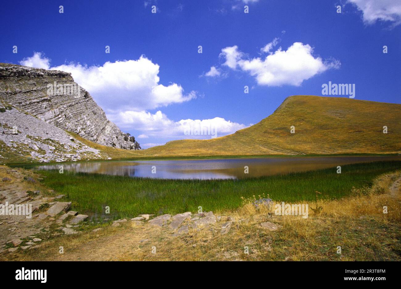 Lago Drakolimni. Monte Gamila.Zagoria.Epiro.Grecia Stock Photo - Alamy