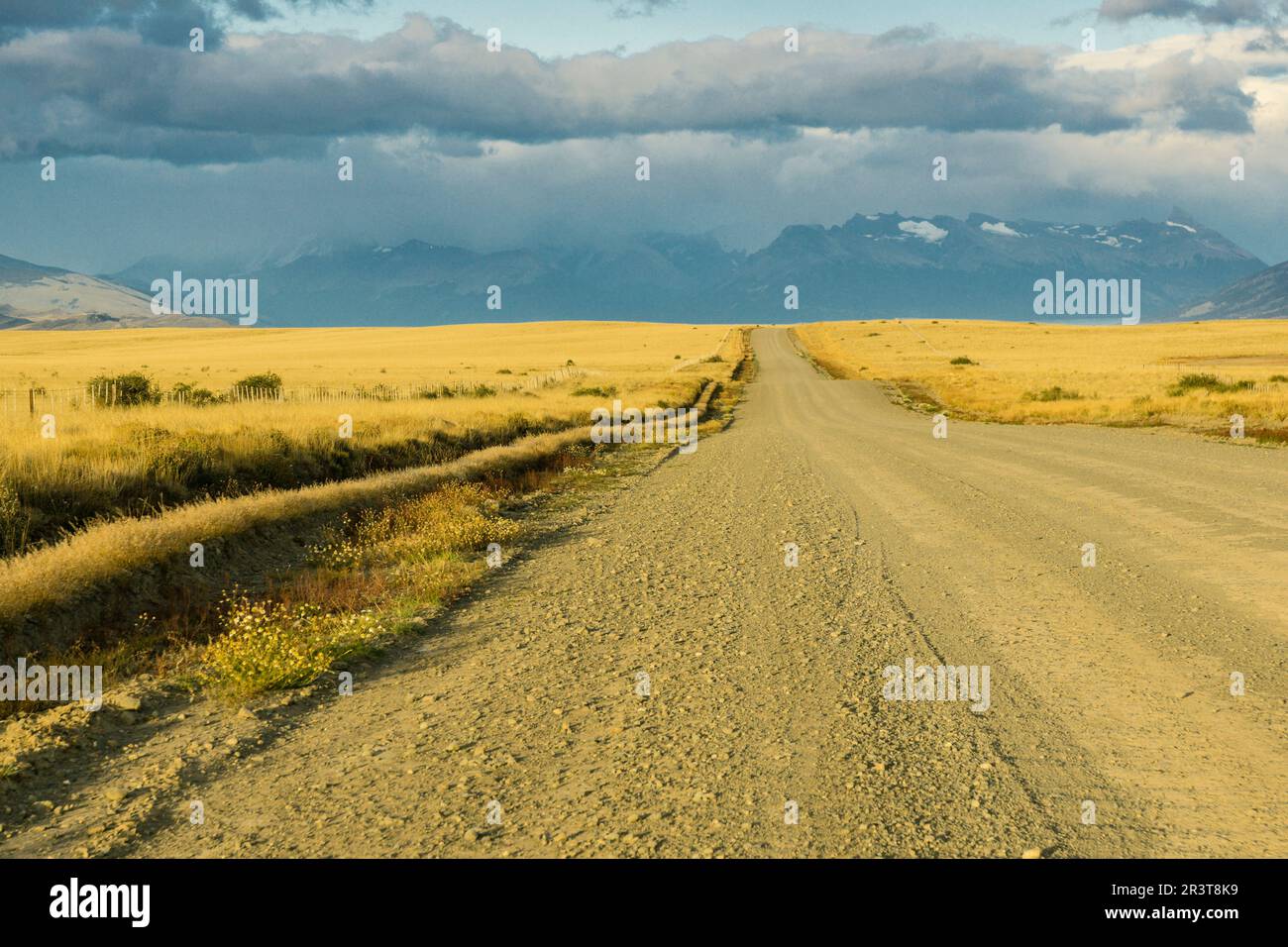 Carretera de ripio hi-res stock photography and images - Alamy