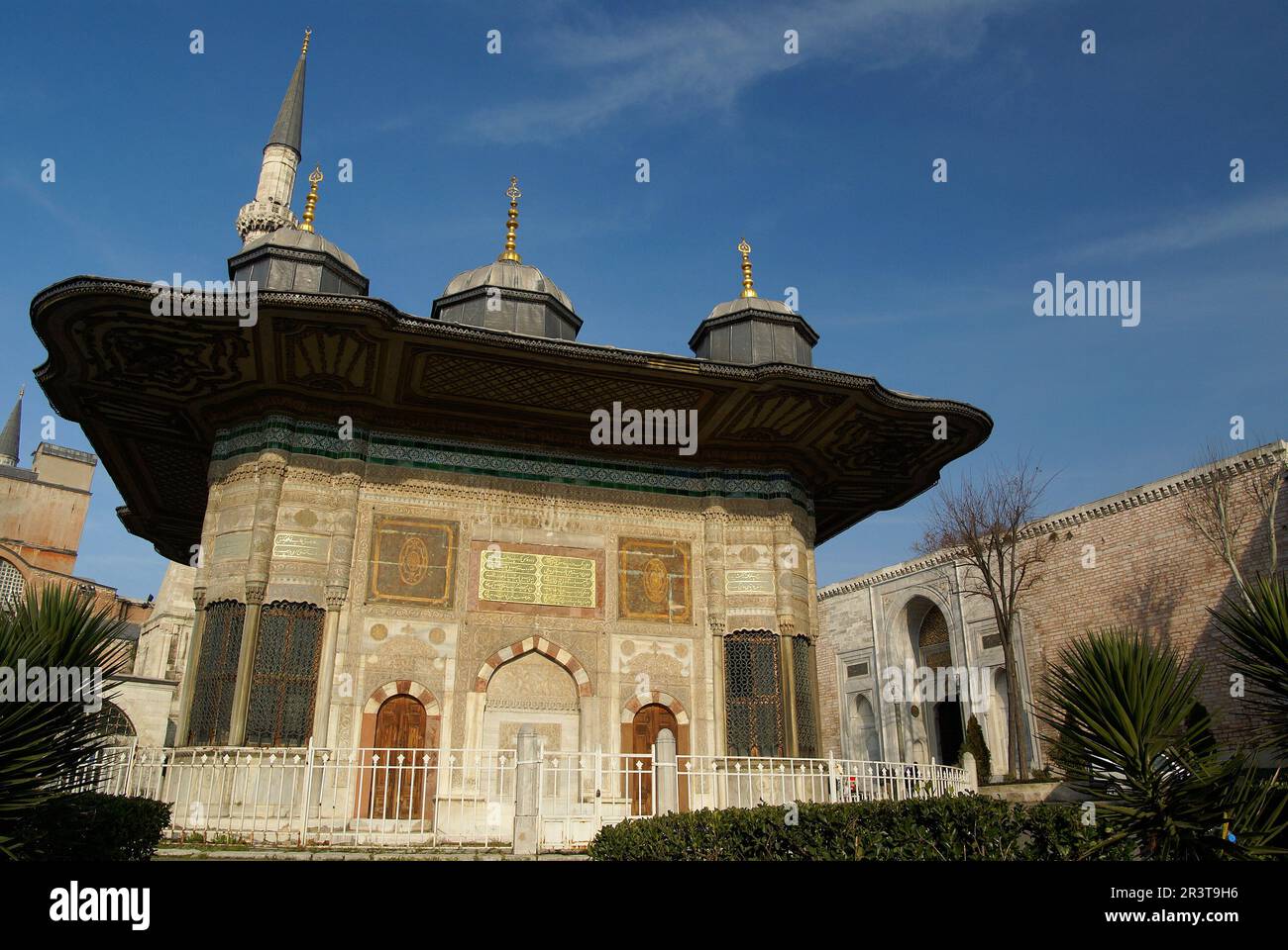 Fuente del sultan Ahmet III (1728),detras la puerta imperial del ...
