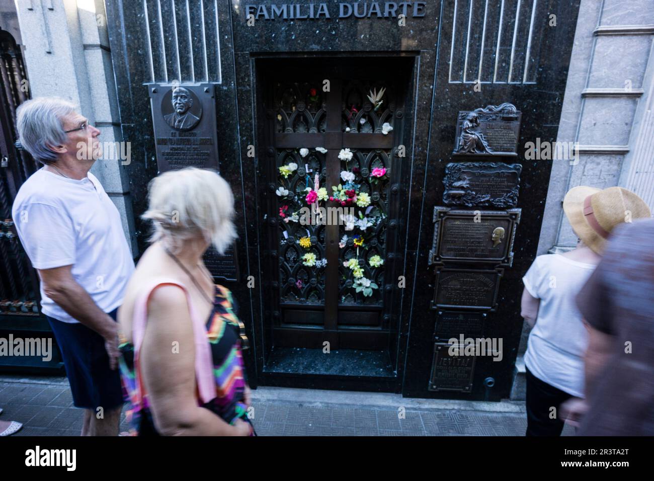 mausoleo de Eva Perón ,cementerio de la Recoleta , diseñado por el ...