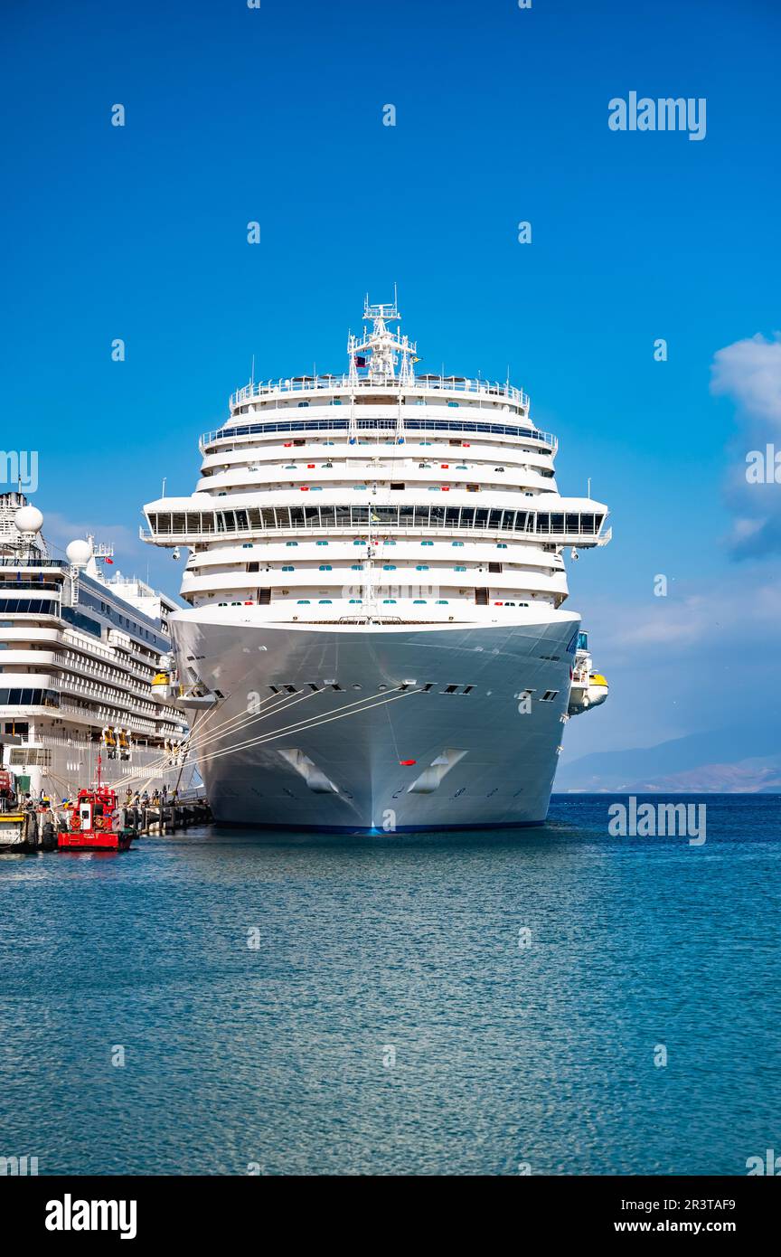 Large cruise liner cruising hi-res stock photography and images - Alamy