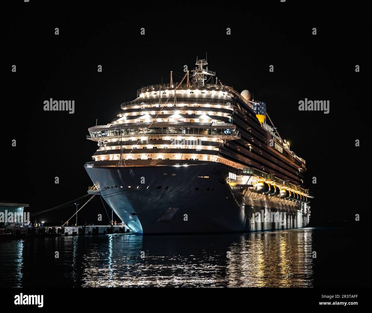 Big ocean liner hi-res stock photography and images - Alamy