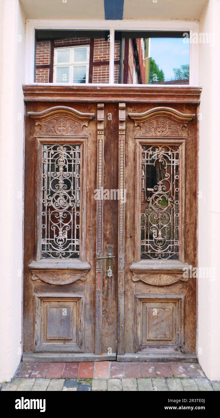 Old wooden door carvings hi-res stock photography and images - Alamy
