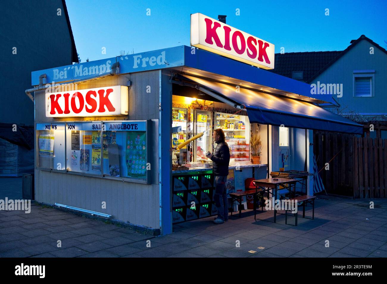 Kiosk in the evening, pump room, Essen, Ruhr area, North Rhine ...