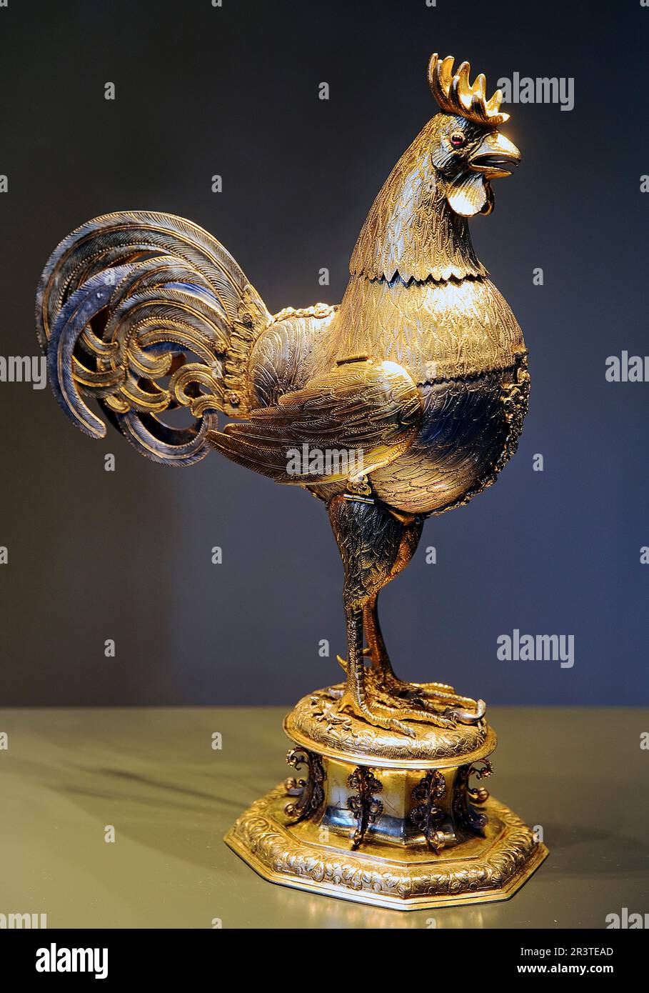 Golden rooster hi-res stock photography and images - Alamy