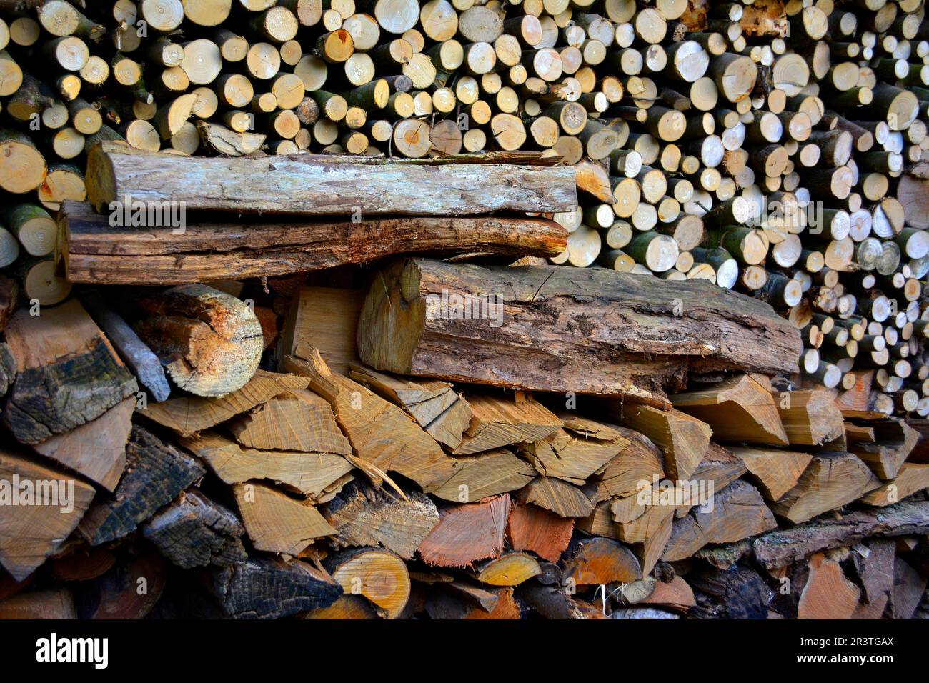 Firewood store hi-res stock photography and images - Alamy