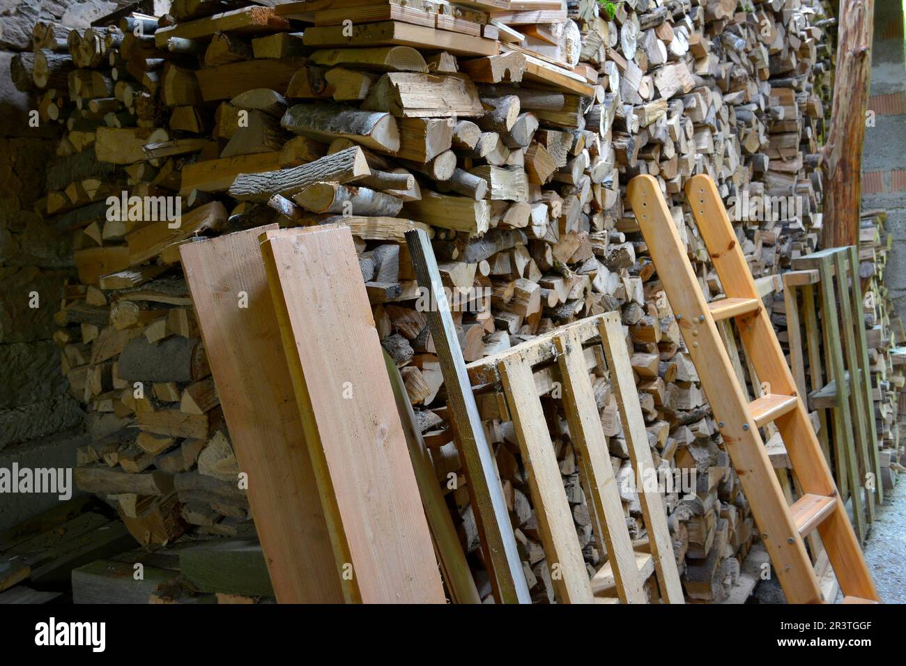 Firewood fuel store hi-res stock photography and images - Alamy