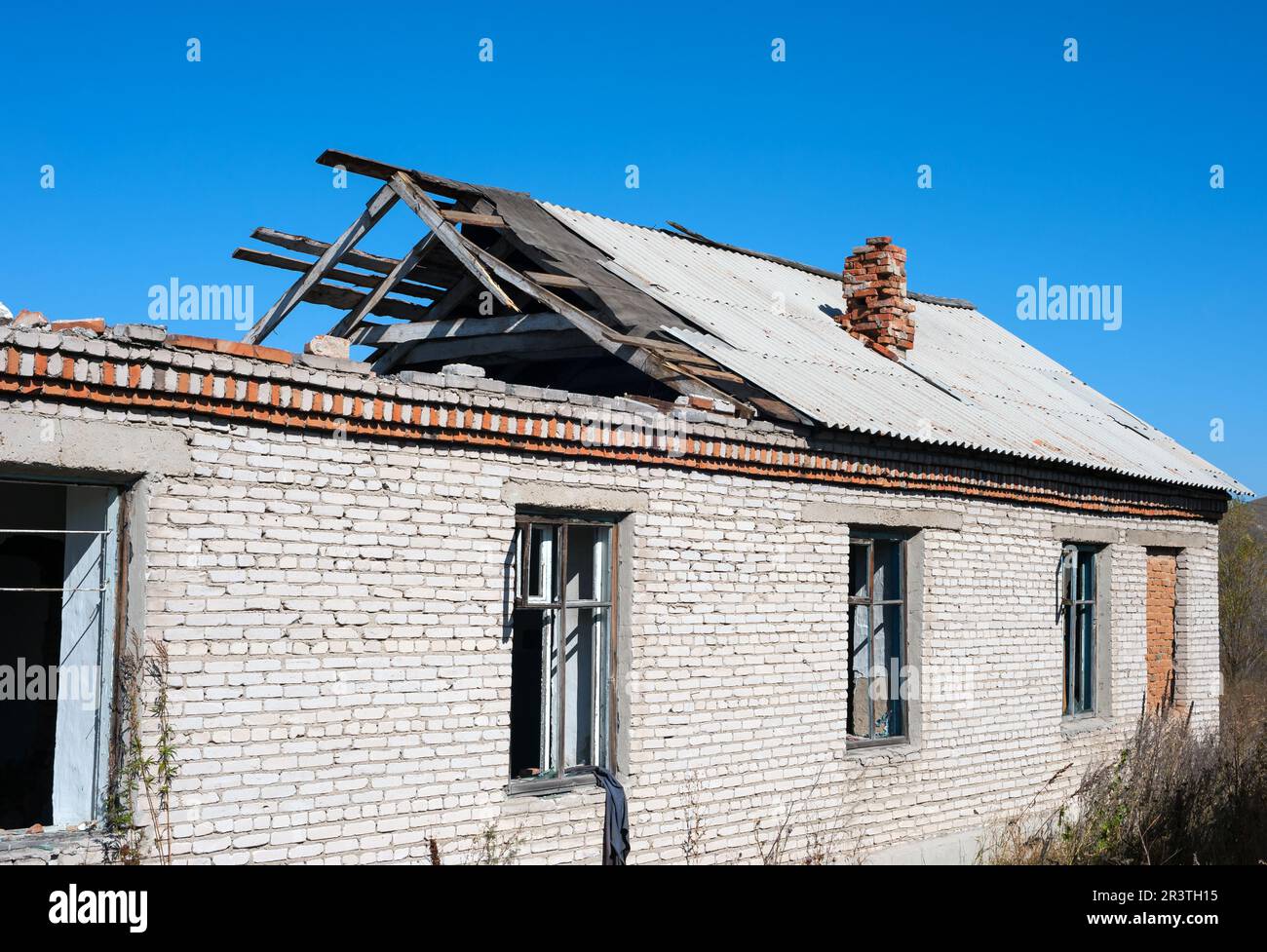 Old ruined creepy house hi-res stock photography and images - Alamy