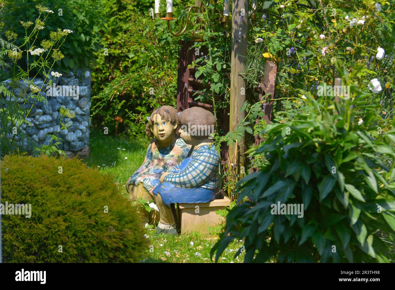 Garden figure: Couple on the bench Stock Photo - Alamy