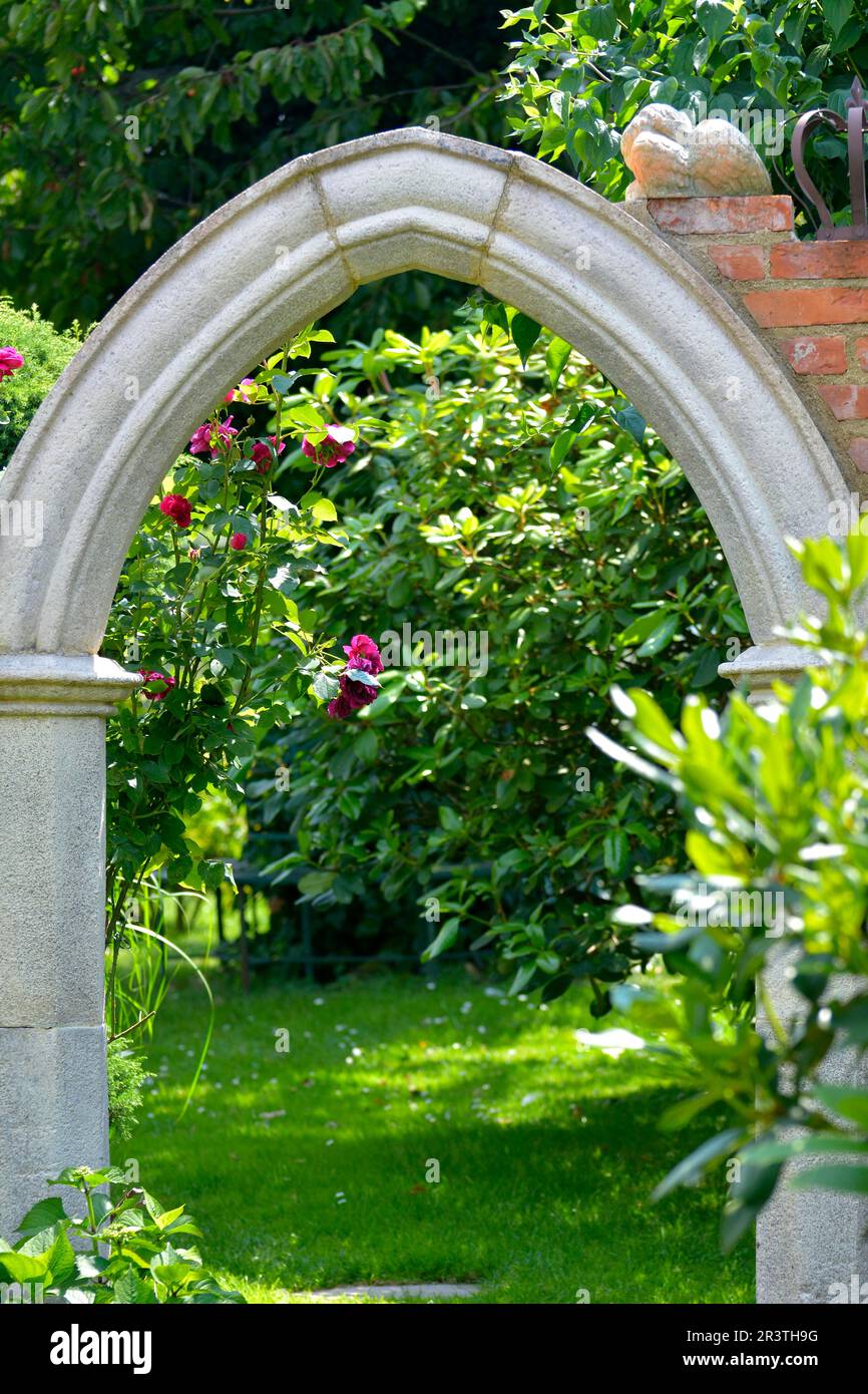 Garden gate arch hi-res stock photography and images - Alamy