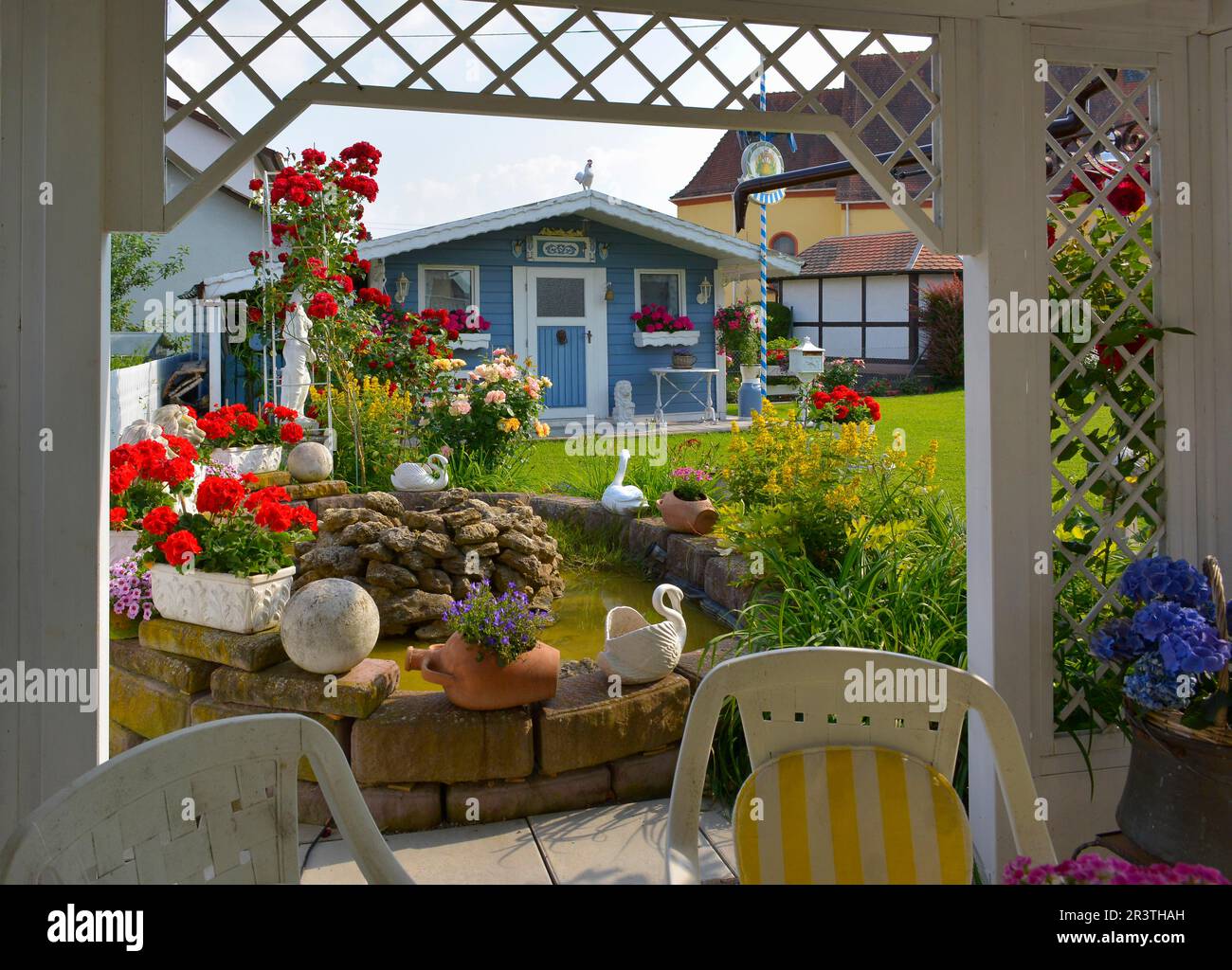 View house gardens pond hi-res stock photography and images - Alamy