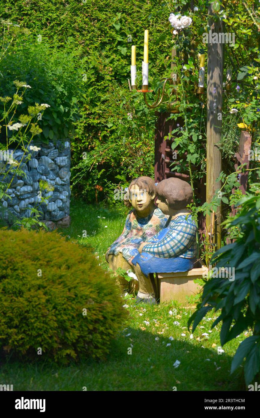 Garden figure: Couple on the bench Stock Photo - Alamy