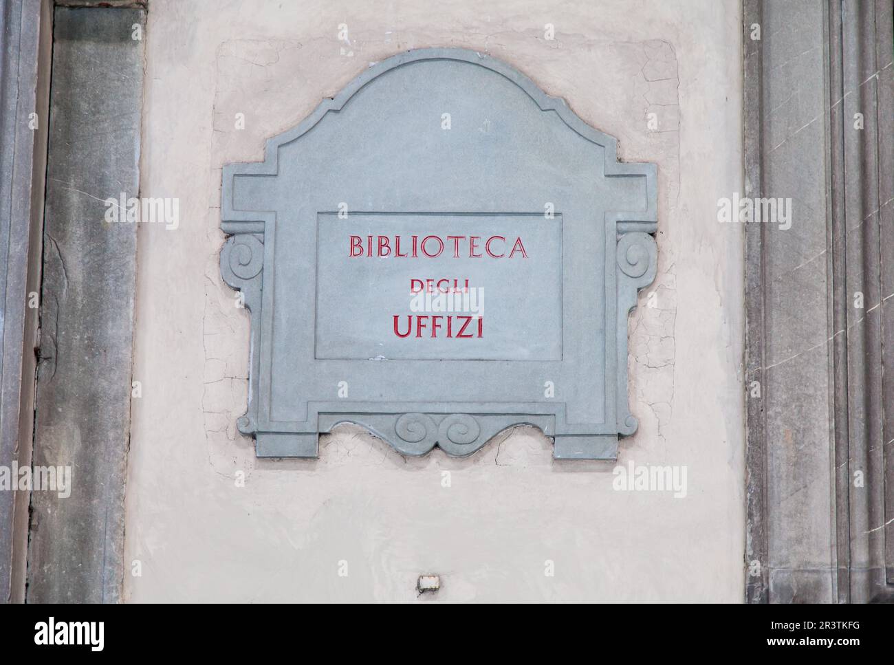 Sightseeing close to the main entrance of the Biblioteca degli Uffizi ...