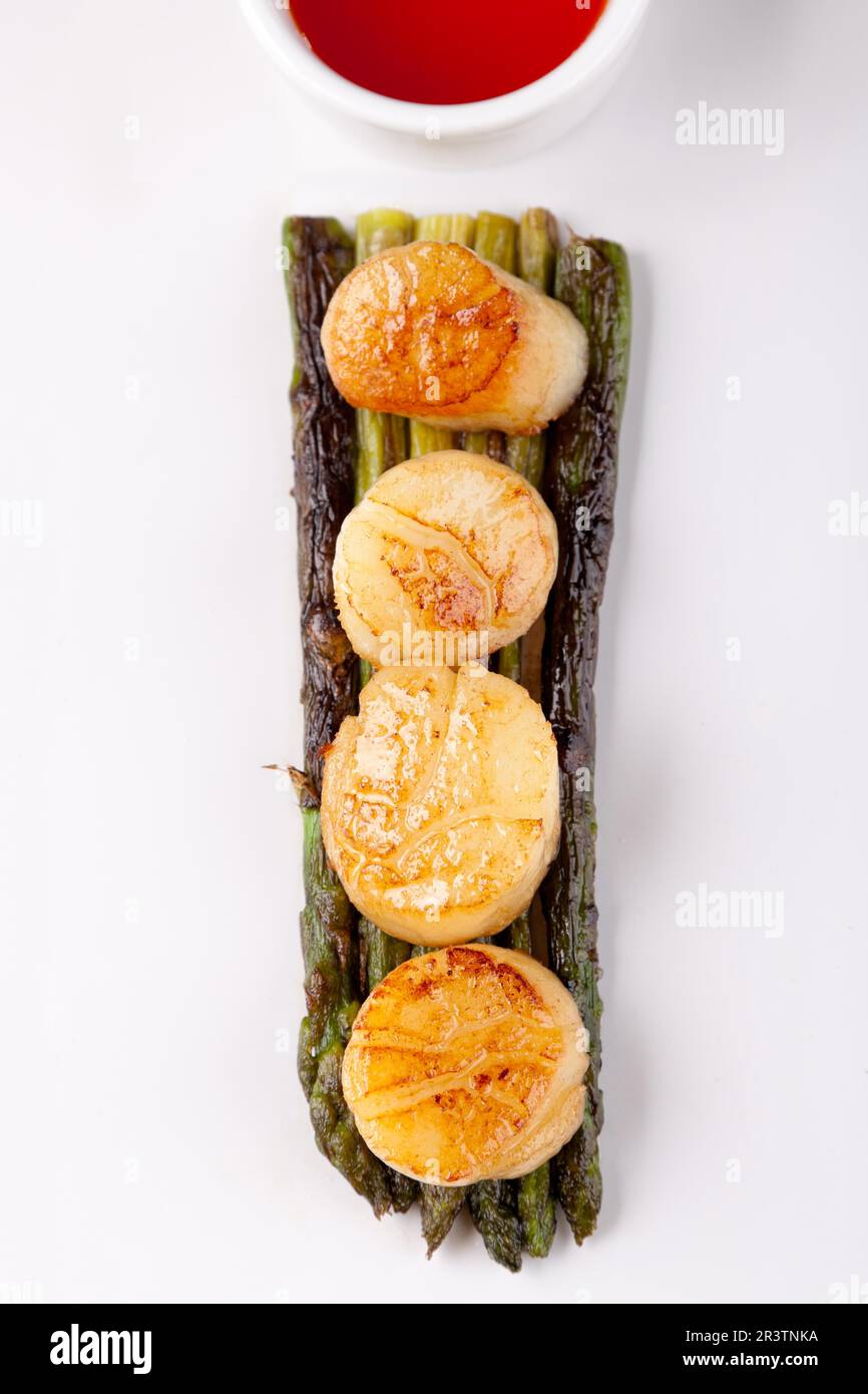 Scallop preparation hi-res stock photography and images - Alamy