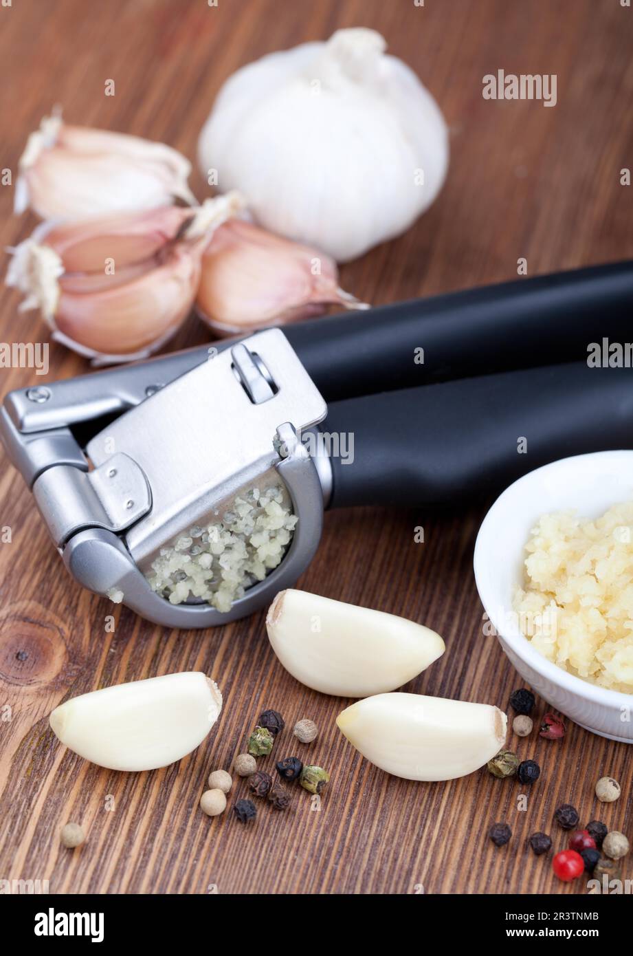 Garlic press and garlic Stock Photo - Alamy