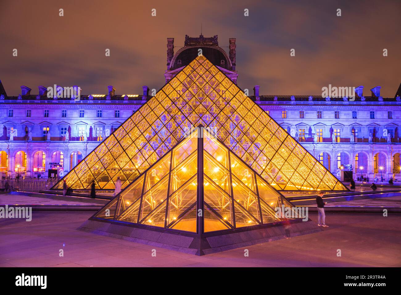 Ieoh Ming Peis pyramid at ni, Louvre, Paris, France Stock Photo - Alamy