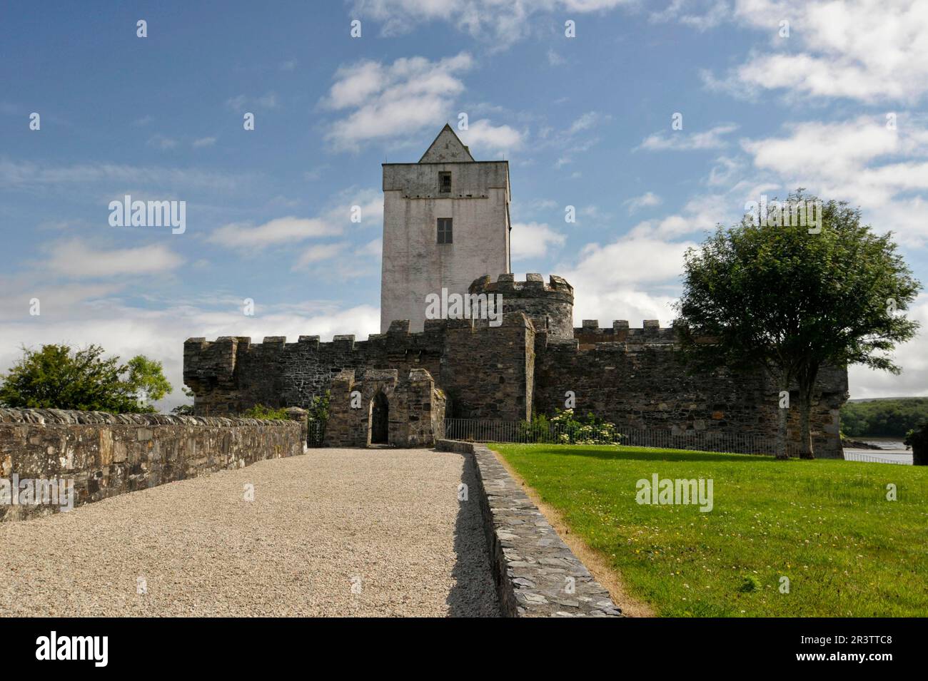 Doe castle donegal ireland hi-res stock photography and images - Alamy