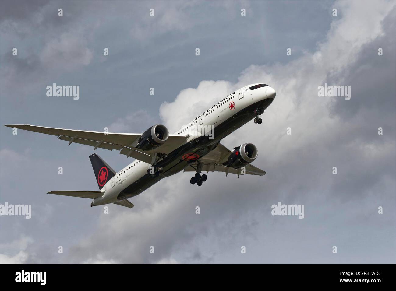 Aircraft on landing approach, Montreal, Province of Quebec, Canada ...