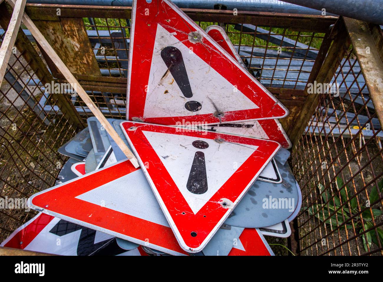 24 May 2023, Mecklenburg-Western Pomerania, Dargelütz: Worn-out and ...