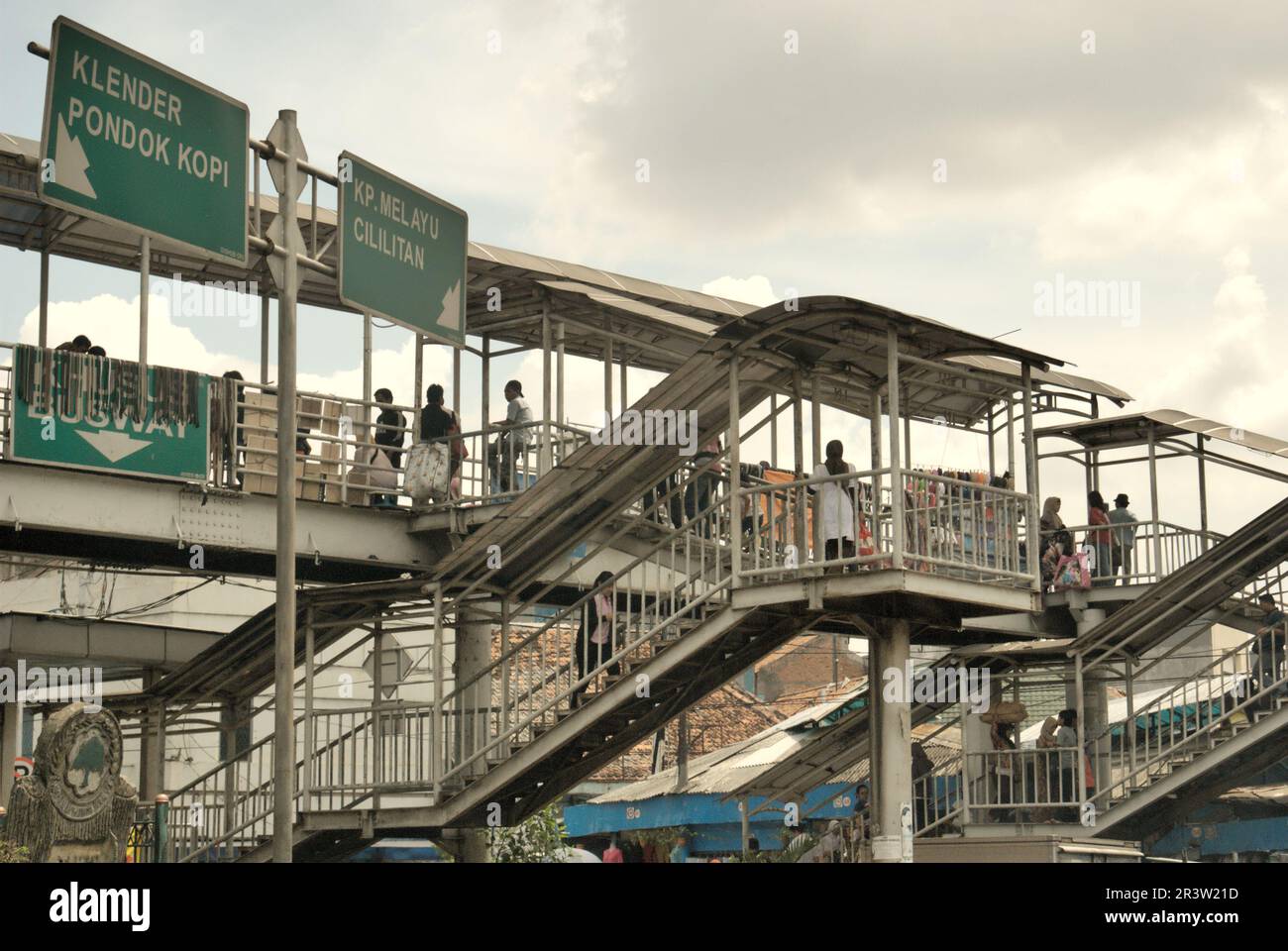 Pedestrian bridge overpass overcrossing hi-res stock photography and ...