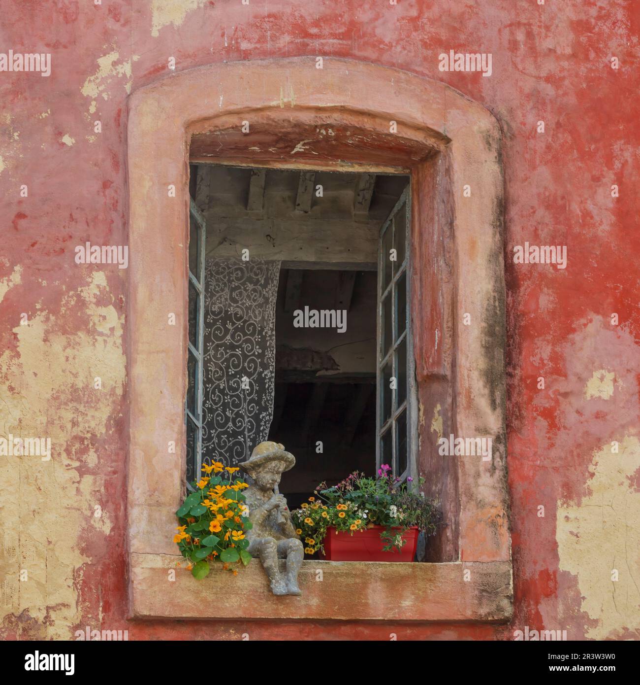L'Isle-sur-la-Sorgue, window in the old town, Provence, South of France ...