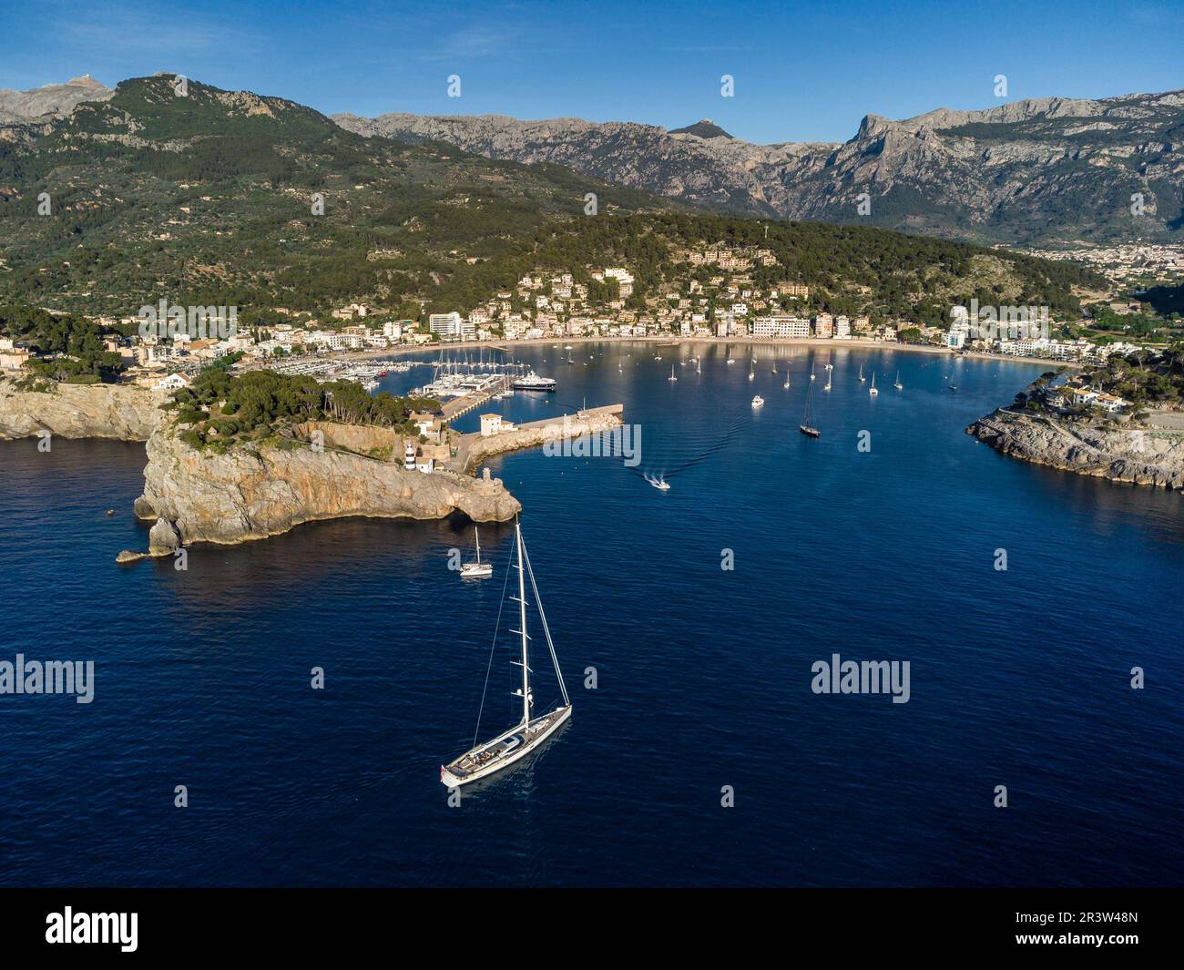 Boat entering jetty hi-res stock photography and images - Alamy