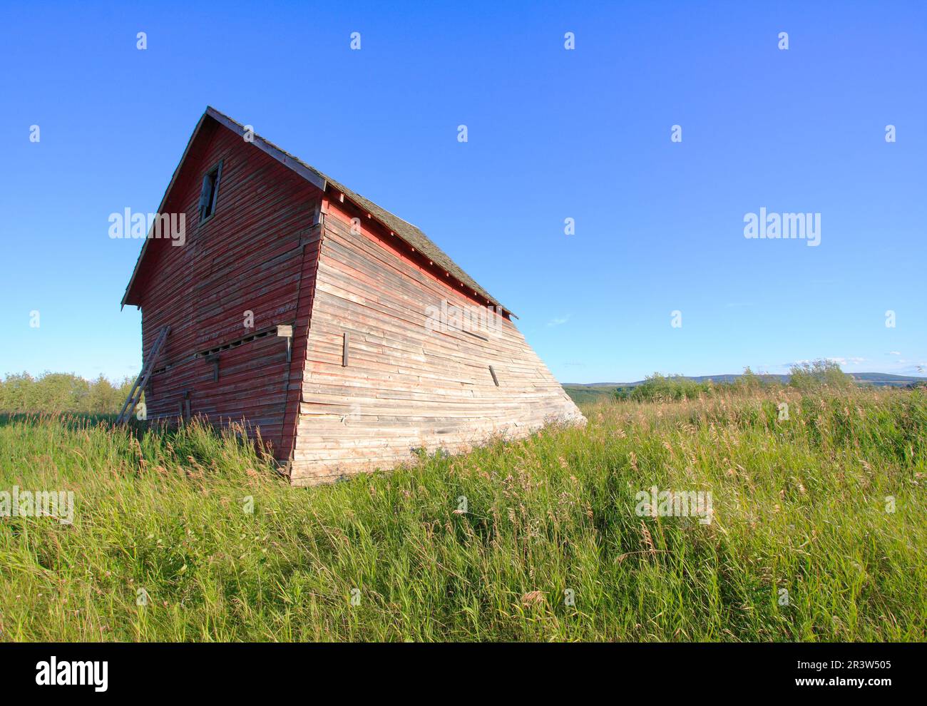Old barn in ruins hi-res stock photography and images - Alamy