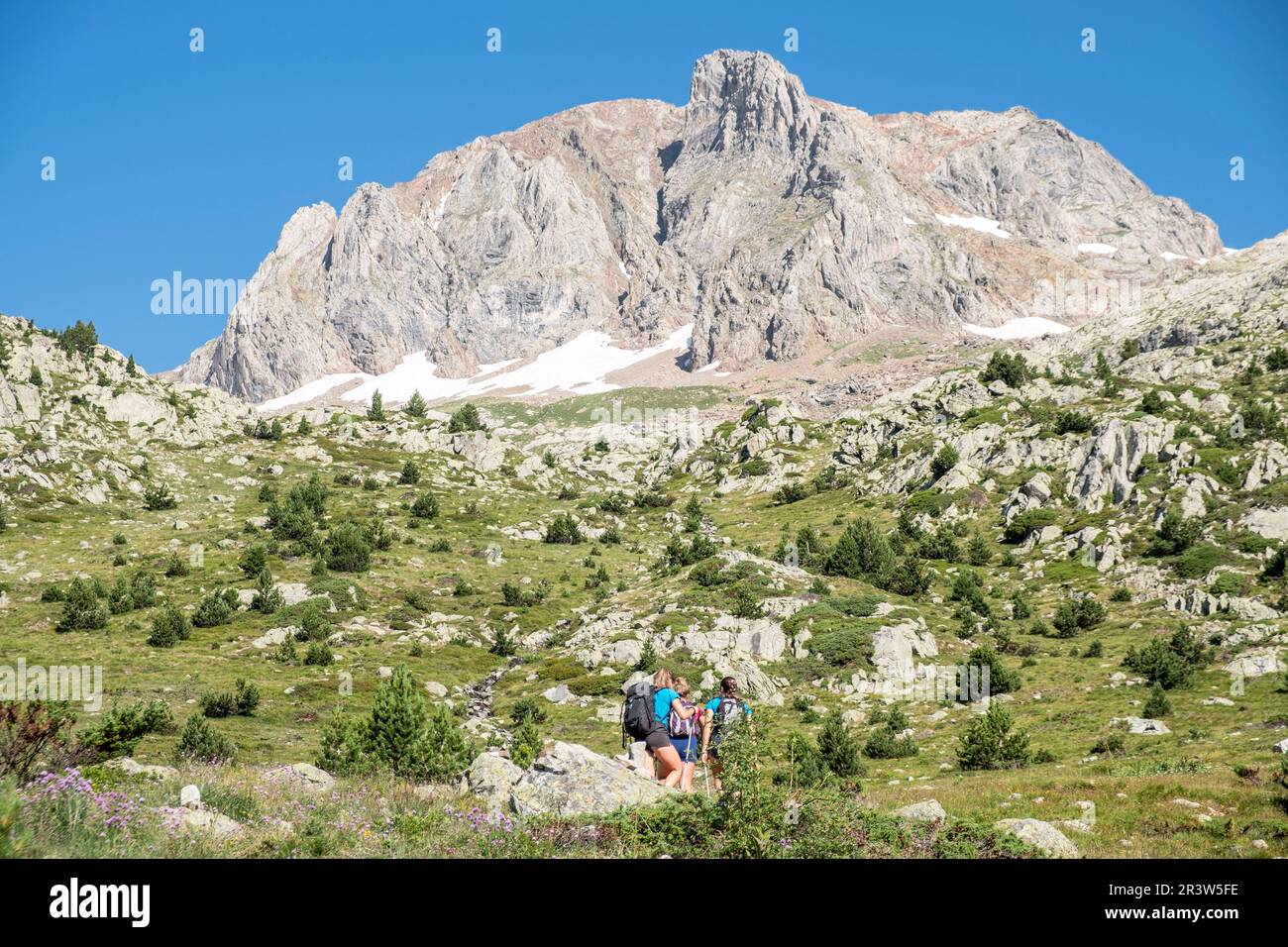Garmo Mountain Ibon Azul Inferior Photos And Images & Pictures