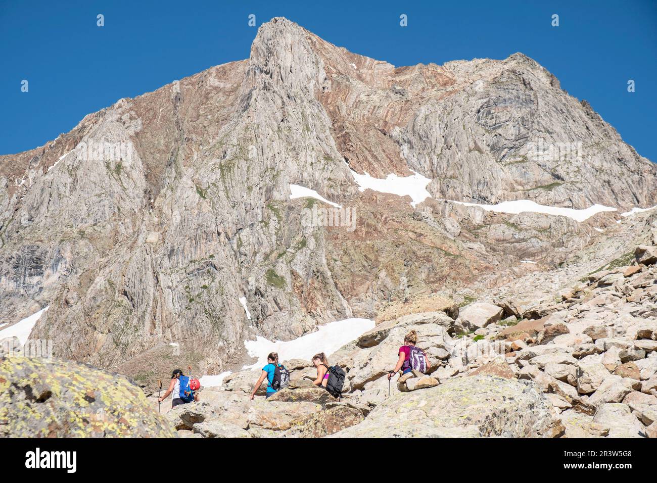 Garmo Mountain Ibon Azul Inferior Photos And Images & Pictures
