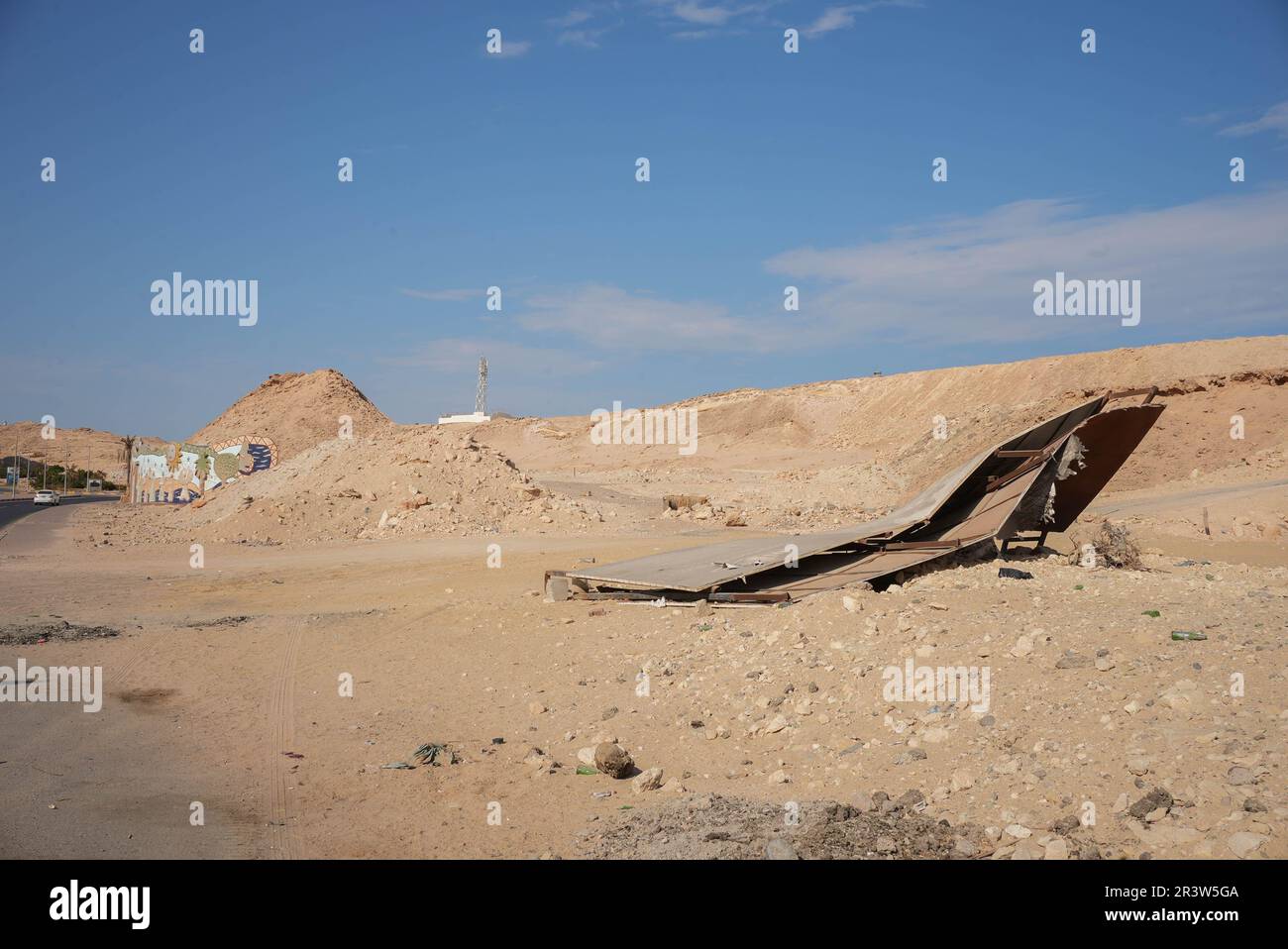 Desert with a fallen down sign board Stock Photo - Alamy