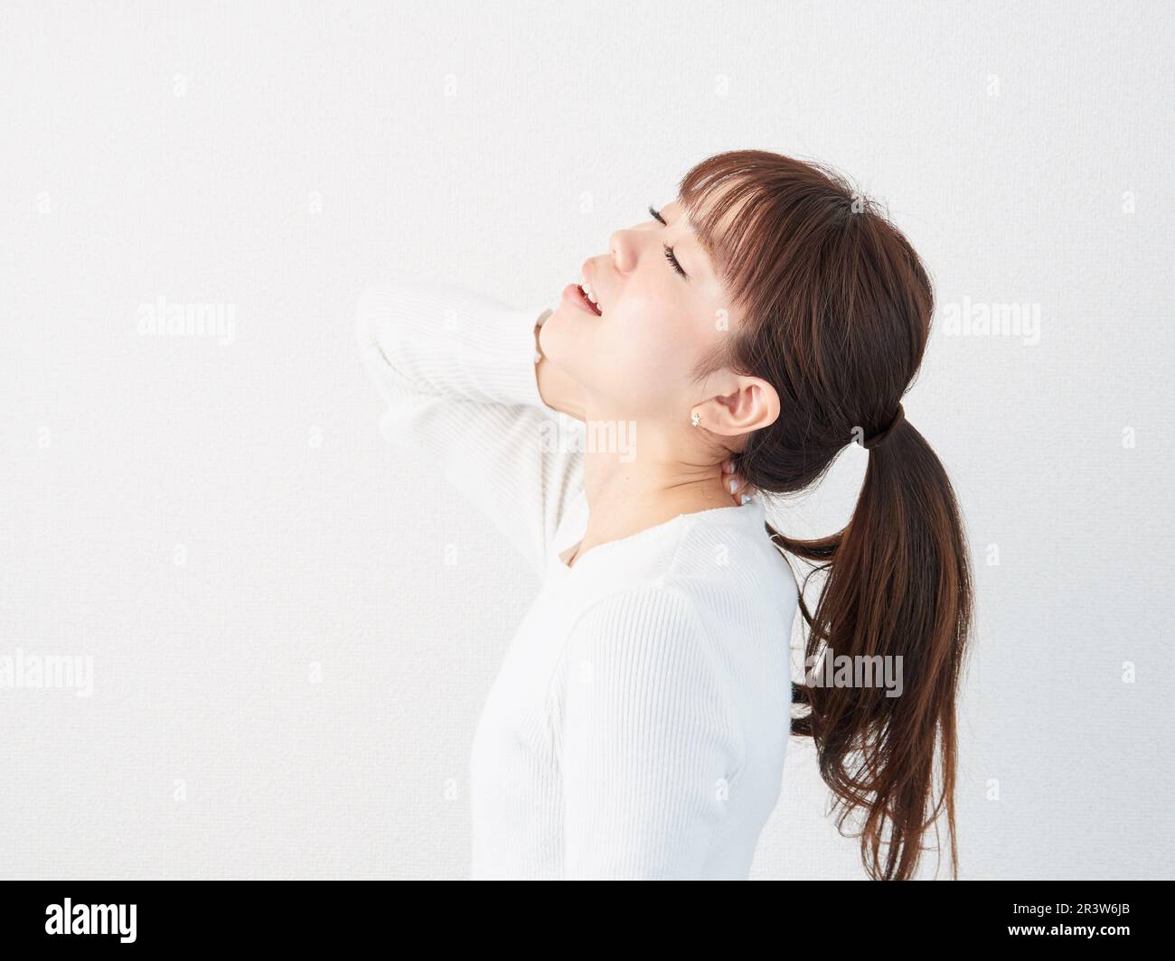 Asian woman with a sore neck Stock Photo - Alamy