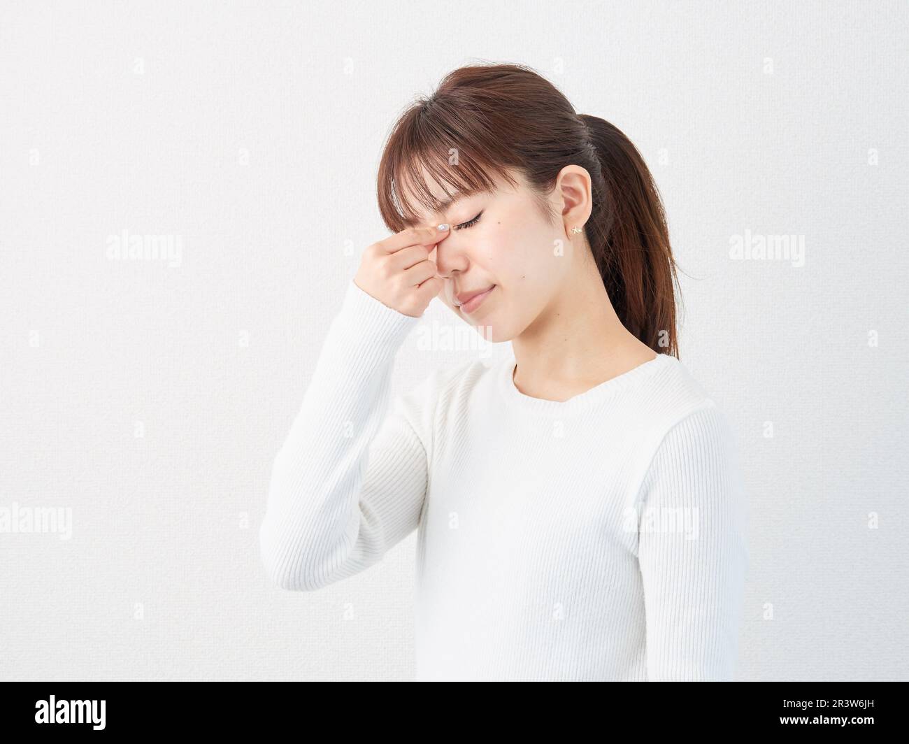 Asian woman with a pain in the eyes Stock Photo - Alamy