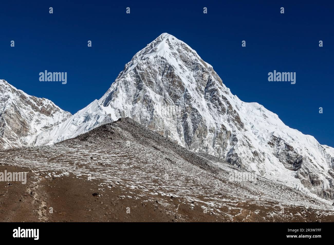 Pumori mountain and Kala Patthar - Mount Everest view point. Trail ...
