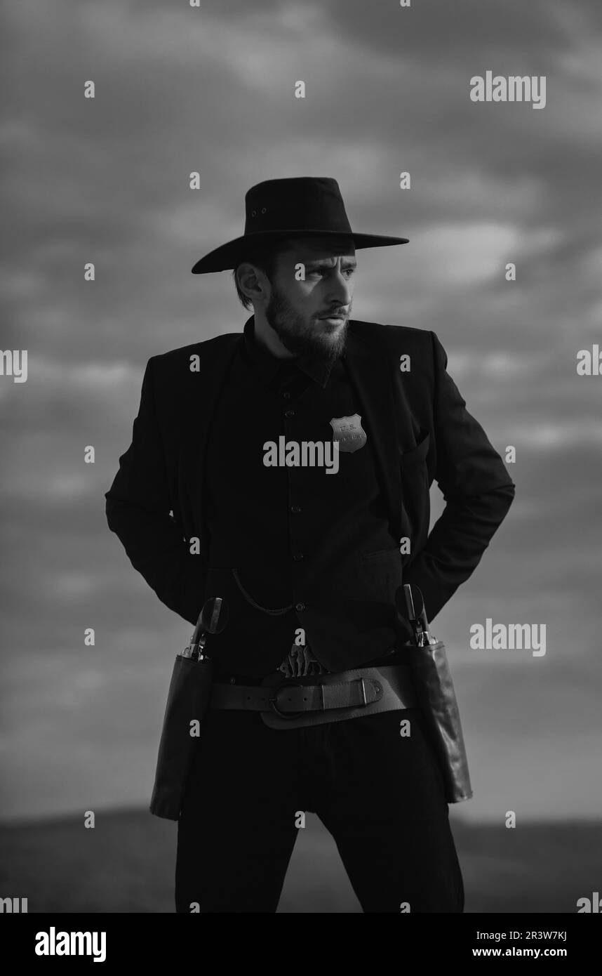 Sheriff in cowboy hat. Man with wild west guns, vintage pistol revolver ...