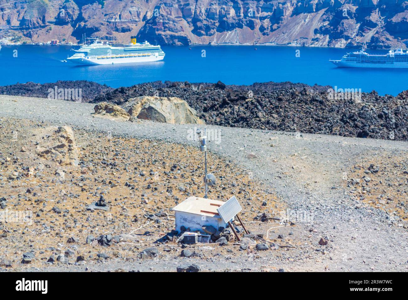 Seismic and GPS station detecting volcanic activity at Nea Kameni ...