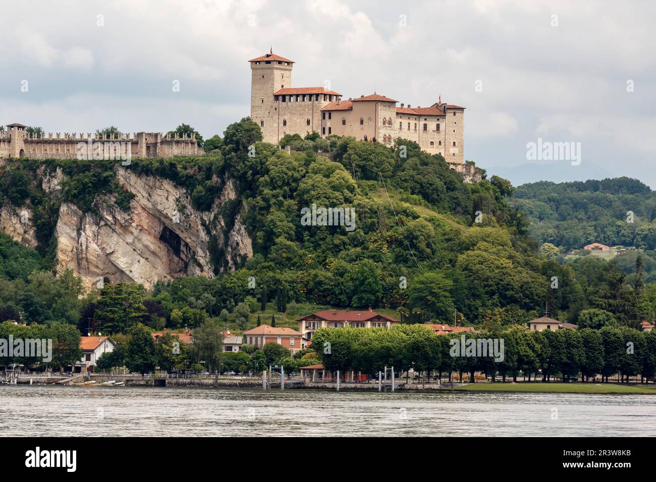 Rocca di Angera, Festung in Angera, von Stresa aus gesehen, Lake ...